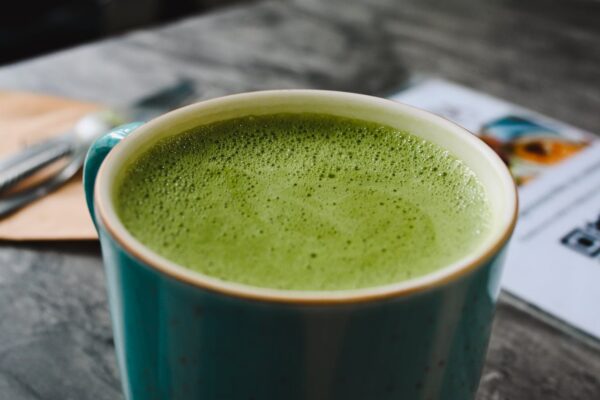 ¿El té matcha tiene cafeína? Todo lo que necesitas saber - Atsumi Naturals